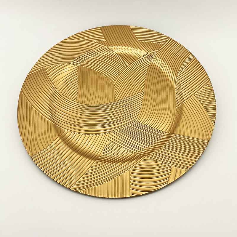 Mantel Dorado Con Platos De Base Dorados Le Tocó Sesión A La Mesa